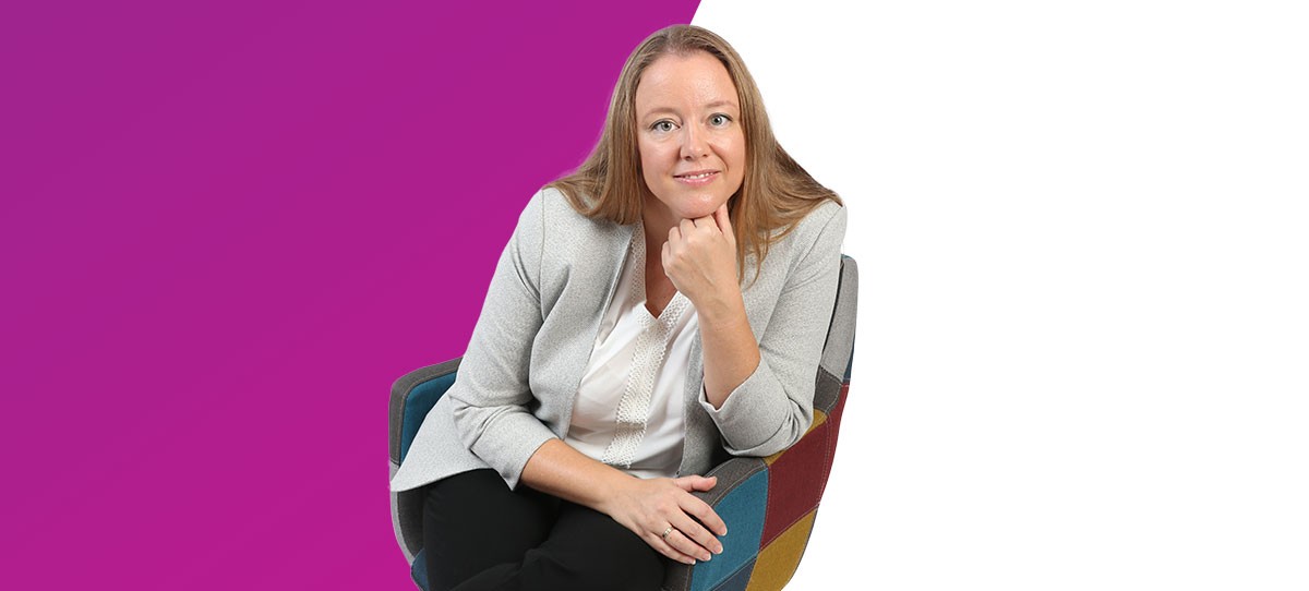 Jessica Kamph – Växlar mellan kontorsdräkt och ridkläder – En Sueco